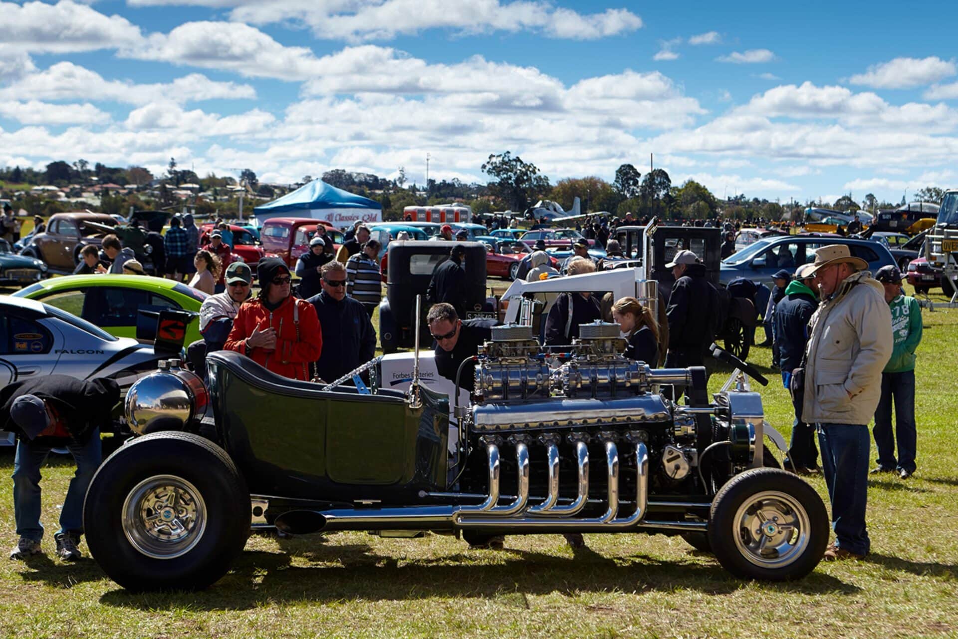 Hot-Rod-T. V12. 27.000cc. 2.000cv. Twin-Blowers… – Gatsby Online